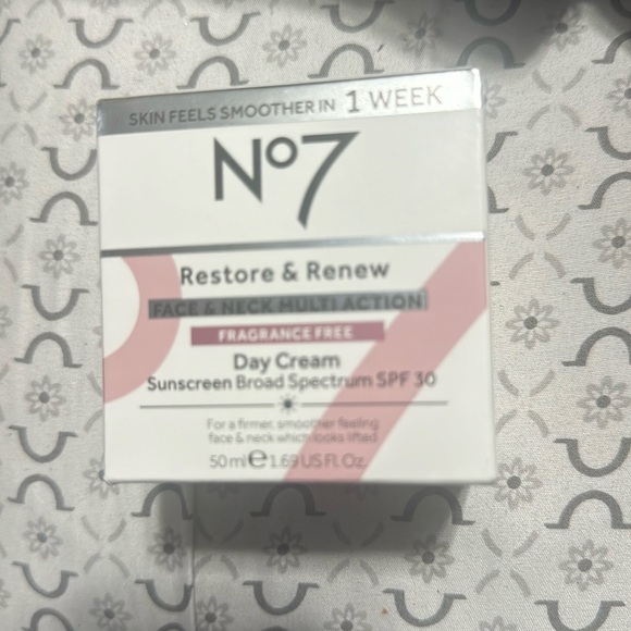 No 7 | Makeup | No7 Restore And Renew Face And Neck Multi Action Day ...